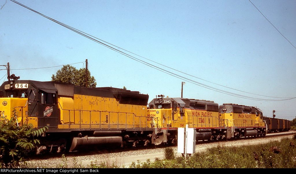 CNW 964, UP 3340, and 3339 on Westbound UNW